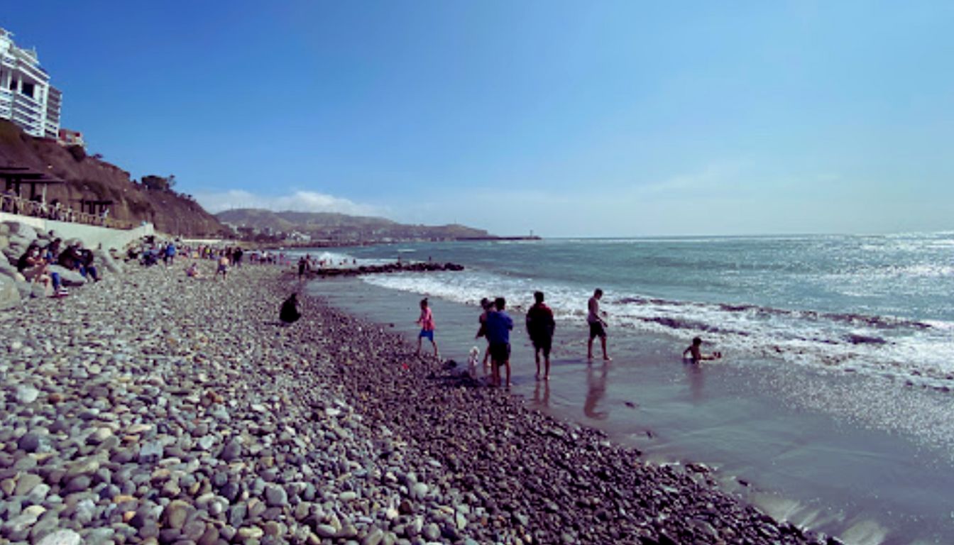📍Playa Barranco: Encanto Urbano Y Oleaje En La Costa Limeña