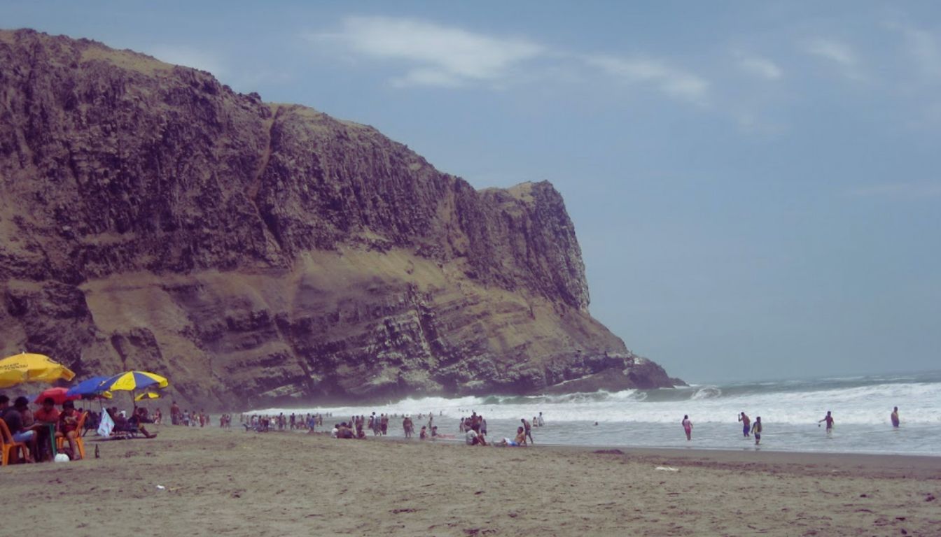 📍Descubre Playa Chilca: Un Refugio De Arena Oscura Cerca De Lima